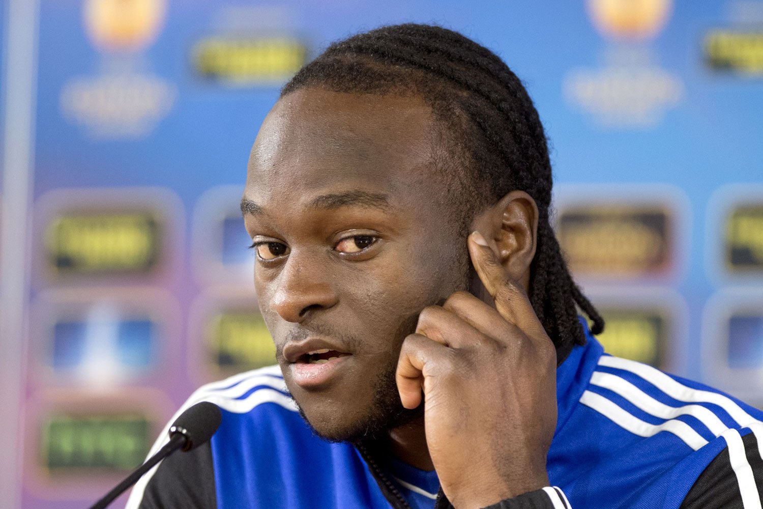 Victor Moses Lifts First Premier League Trophy with the Blues ...