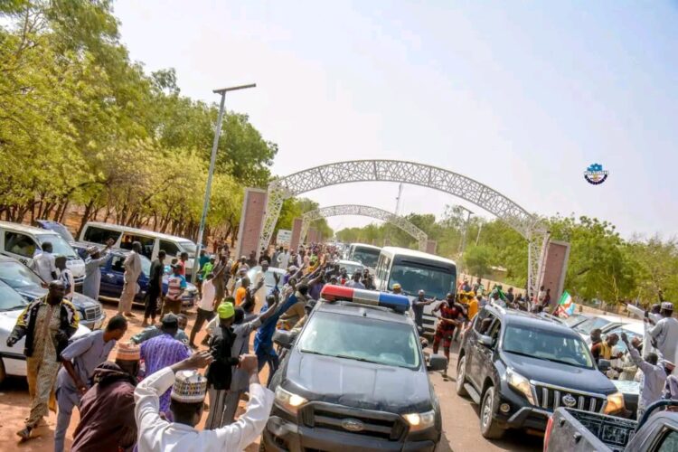 Ramadan: Mammoth crowd welcomes Senator Yari to his hometown Mafara ...