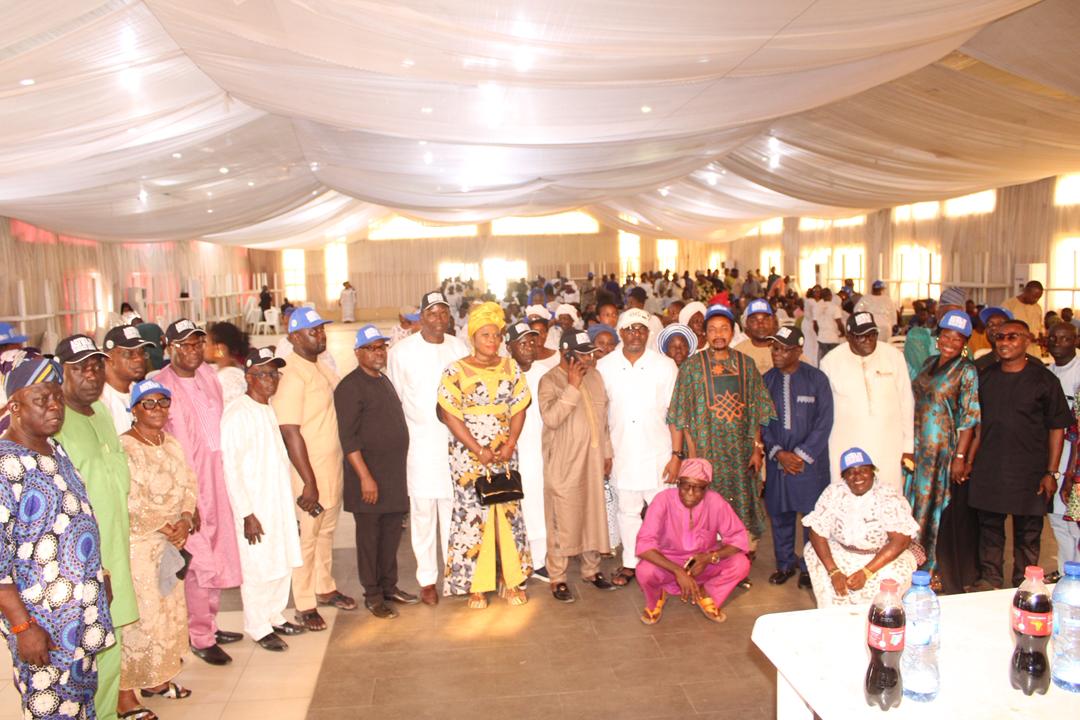 Yuletide: Asiwaju Mandate Group Distributes Cash, Rice to Owo Residents ...